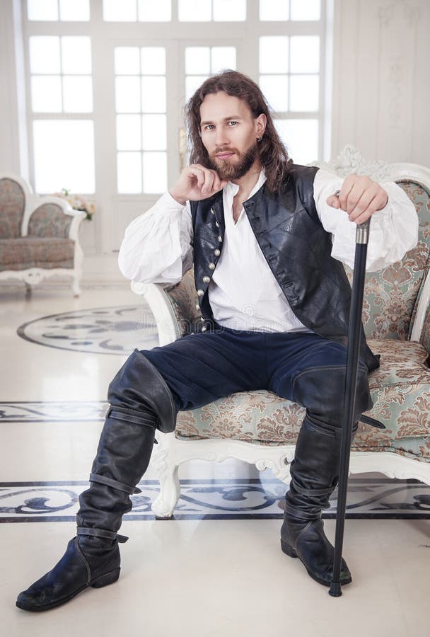 Hombre Hermoso Joven En Ropa Medieval Imagen de archivo - Imagen de ...