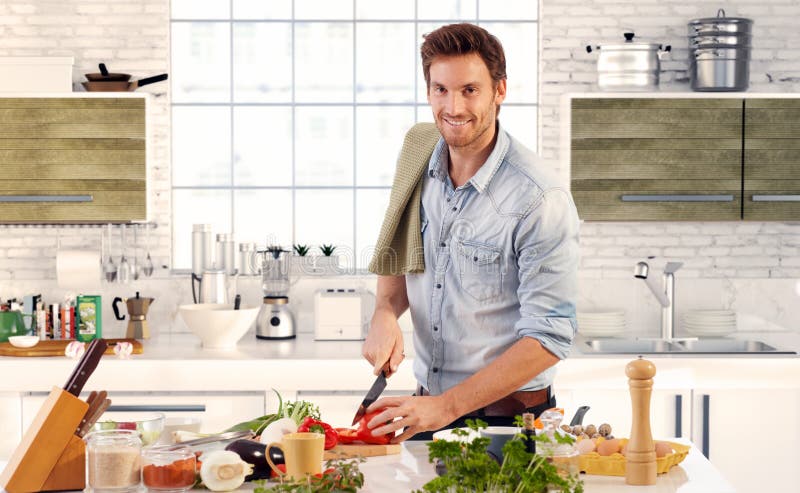 Hombre Hermoso Que Cocina En Cocina En Casa Foto de archivo - Imagen de ... Hombre Hermoso Que Cocina En Cocina En Casa Foto de archivo - Imagen de ...