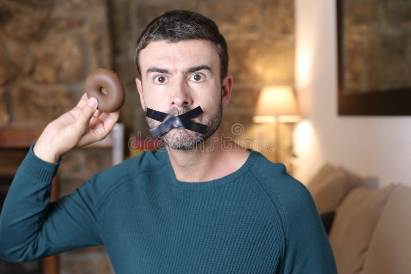 Hombre Incapaz De Comer Un Donut De Chocolate Imagen de archivo ...