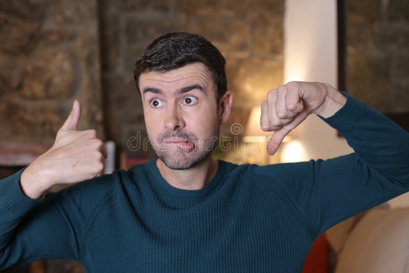 Hombre Indeciso Que Enfrenta Un Dilema Imagen de archivo - Imagen de ...