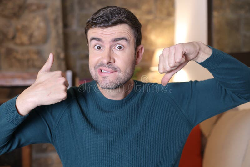 Hombre Indeciso Que Enfrenta Un Dilema Foto de archivo - Imagen de ...