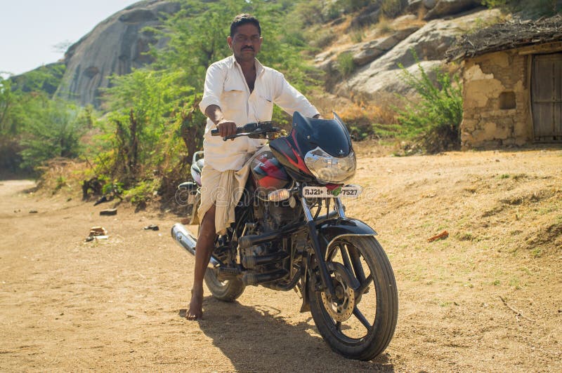 Hombre indio en moto fotografía editorial. Imagen de transporte - 55872652