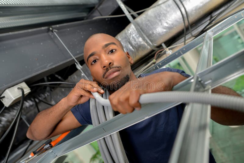 Hombre Instalando Cables En El Techo Imagen de archivo - Imagen de ...
