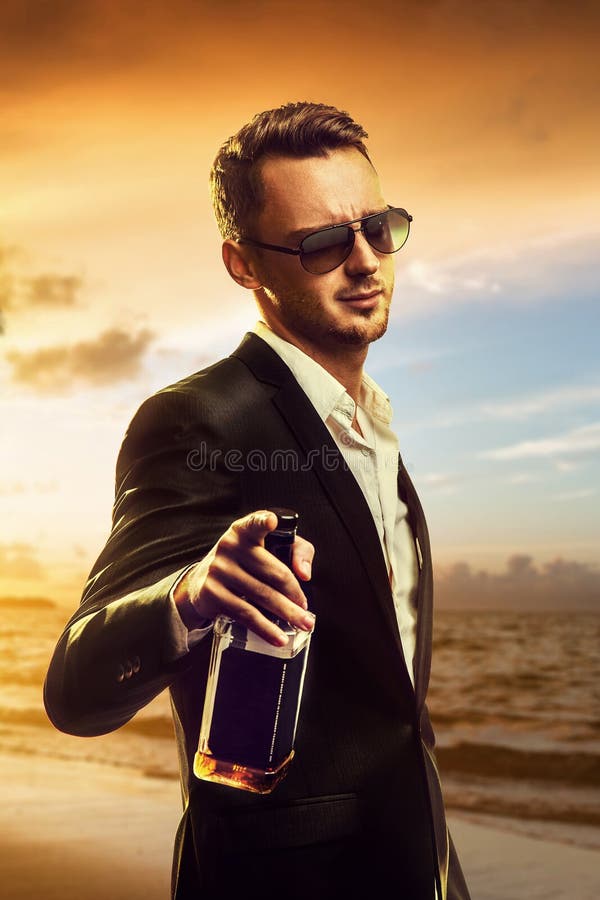 Hombre Joven Borracho Con El Whisky Foto de archivo - Imagen de manera ...