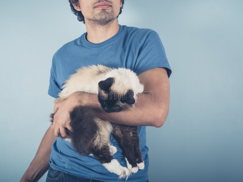 Hombre Joven Con El Gato De Birman Foto de archivo - Imagen de adulto ...