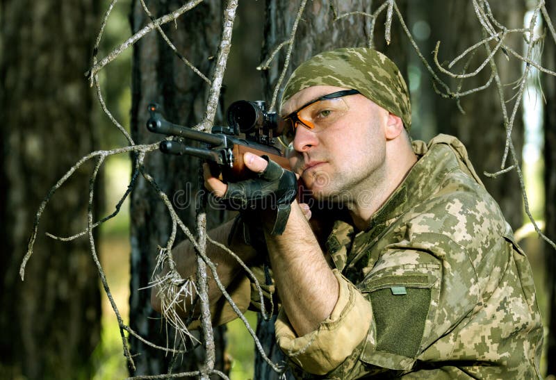 Hombre Joven Con Un Rifle De Aire Foto de archivo - Imagen de cubo ...