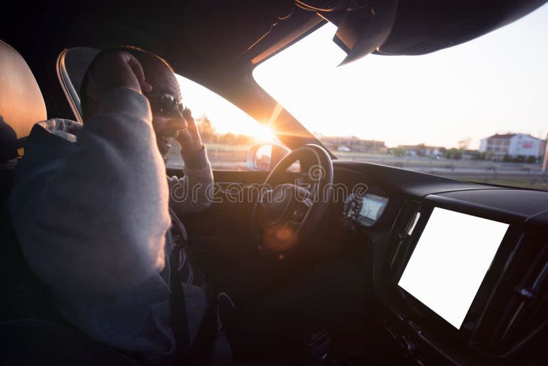 Hombre Manejando Un Auto Correcto En Movimiento Un Joven Guapo ...