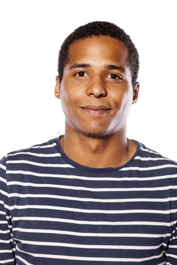Hombre Joven De Piel Morena Sonriente Foto de archivo - Imagen de fondo ...