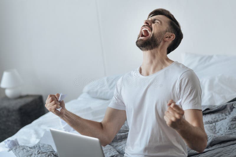 Hombre Joven Devastado Que Muestra Sus Emociones Foto de archivo ...