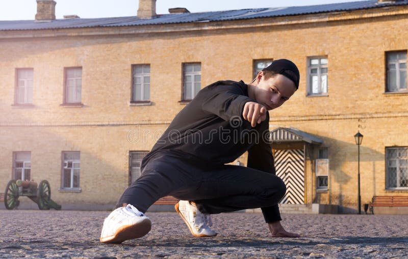 Hombre Joven En El Cuadrado De Ciudad Cerca Del Edificio Imagen de ...