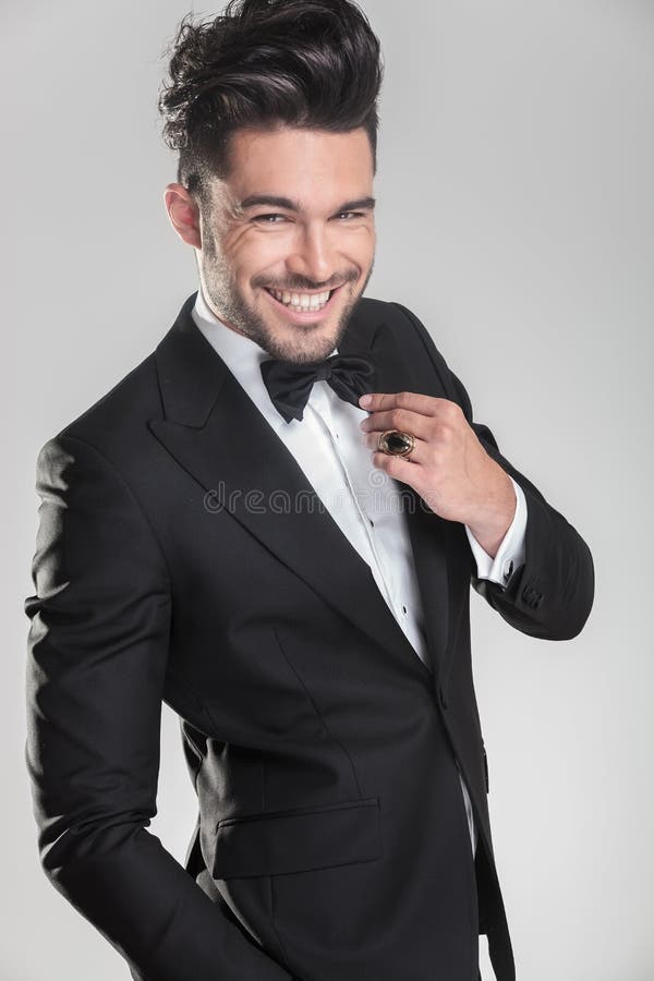 Hombre Joven En El Smoking Ajusting Su Corbata De Lazo Foto de archivo ...