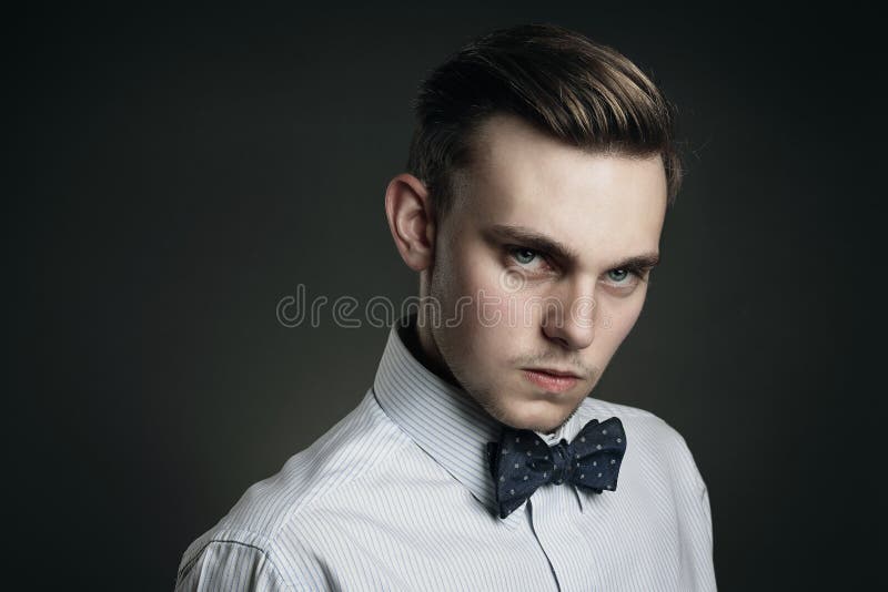 Hombre Joven Hermoso Con Mirada Fría Foto de archivo - Imagen de oscuro ...