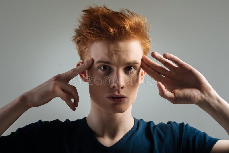Hombre Joven Perplejo Que Toca Su Templo Foto de archivo - Imagen de ...