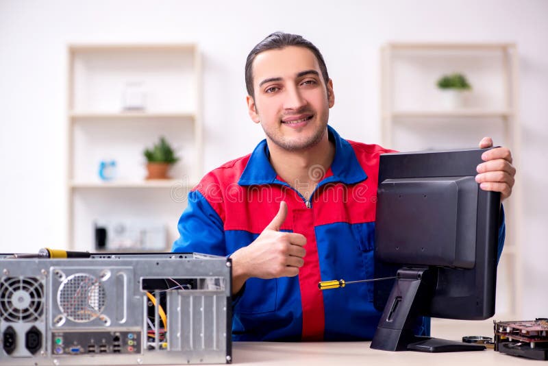 Hombre Joven Reparador Reparando Computadora Foto de archivo - Imagen ...