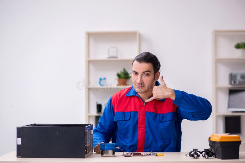 Hombre Joven Reparador Reparando Computadora Foto de archivo - Imagen ...