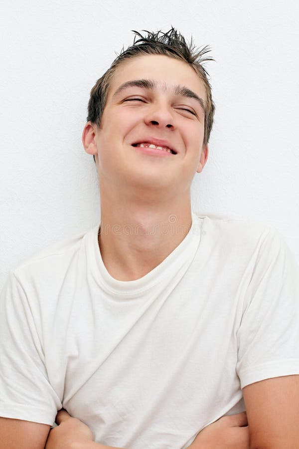 Hombre joven satisfecho imagen de archivo. Imagen de individuo - 27849521 Hombre joven satisfecho imagen de archivo. Imagen de individuo - 27849521