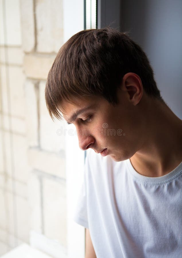 Hombre joven triste foto de archivo. Imagen de europeo - 108624594