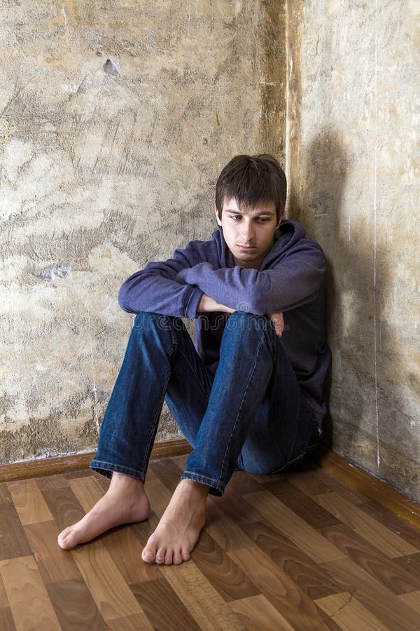 Hombre joven triste imagen de archivo. Imagen de pensativo - 128247573