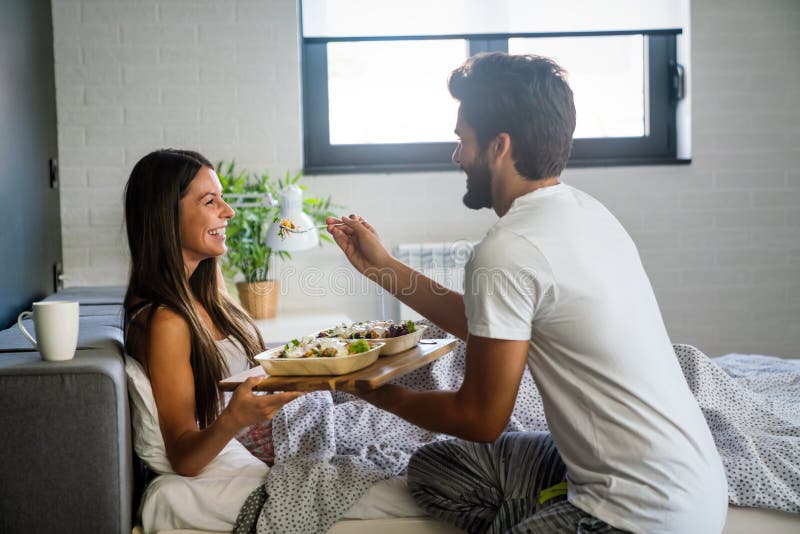Hombre Llevando El Desayuno A Su Esposa En La Cama Imagen De Archivo