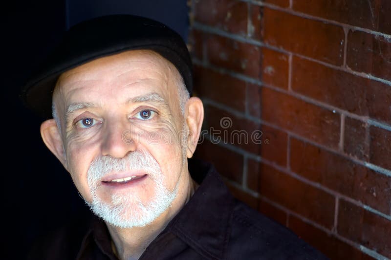 Manos Del Orgullo Del Hombre Libanés árabe En El Bigote Foto de archivo ...