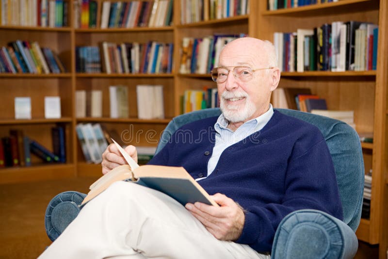 Hombre mayor educado foto de archivo. Imagen de literario - 4843874