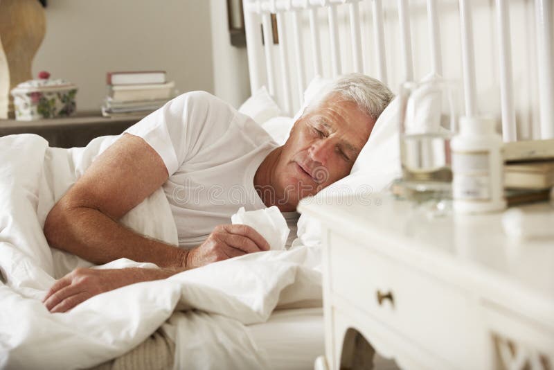 Hombre Mayor Enfermo En Cama En Casa Imagen de archivo - Imagen de ...