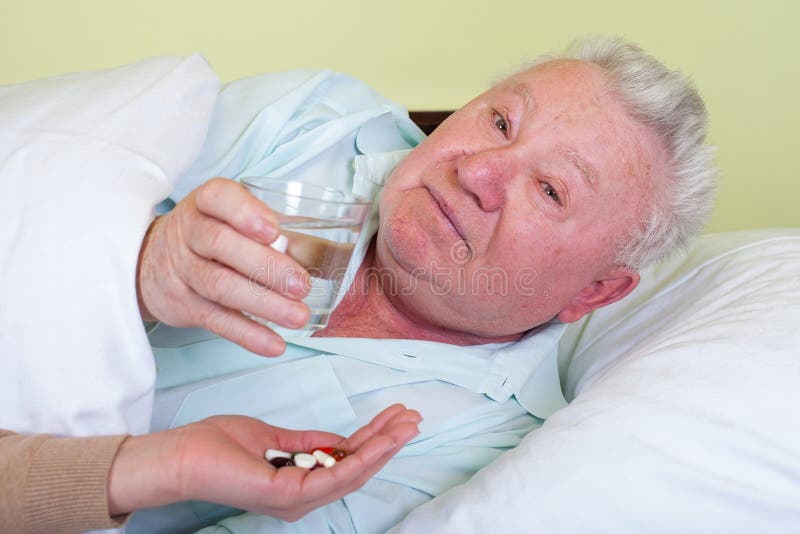 Hombre Mayor Postrado En Cama Imagen de archivo - Imagen de envejecido ...
