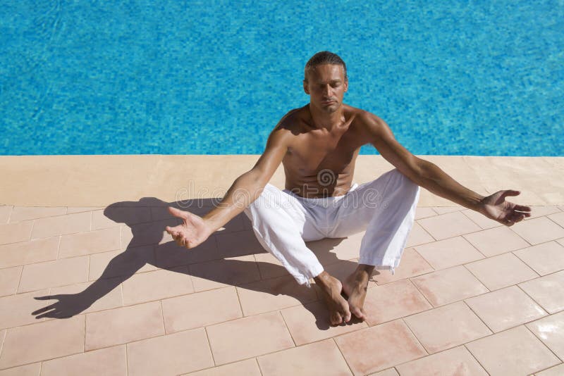 Hombre joven meditating imagen de archivo. Imagen de calma - 13418807