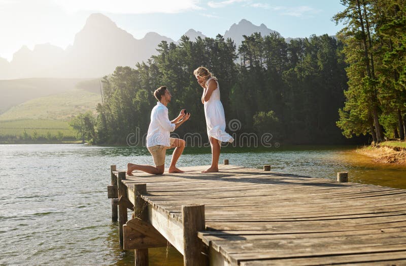 Hombre Mujer Y Propuesta De Compromiso Por Lago En Vacaciones Con ... Hombre Mujer Y Propuesta De Compromiso Por Lago En Vacaciones Con ...