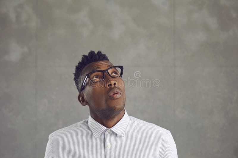 Hombre Negro Con Camisa Y Gafas Mira Hacia Arriba Y Silba Sorprendido ... Hombre Negro Con Camisa Y Gafas Mira Hacia Arriba Y Silba Sorprendido ...