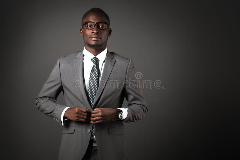Hombre Negro Joven Serio Con Los Vidrios Y El Traje De Negocios Gris ... Hombre Negro Joven Serio Con Los Vidrios Y El Traje De Negocios Gris ...