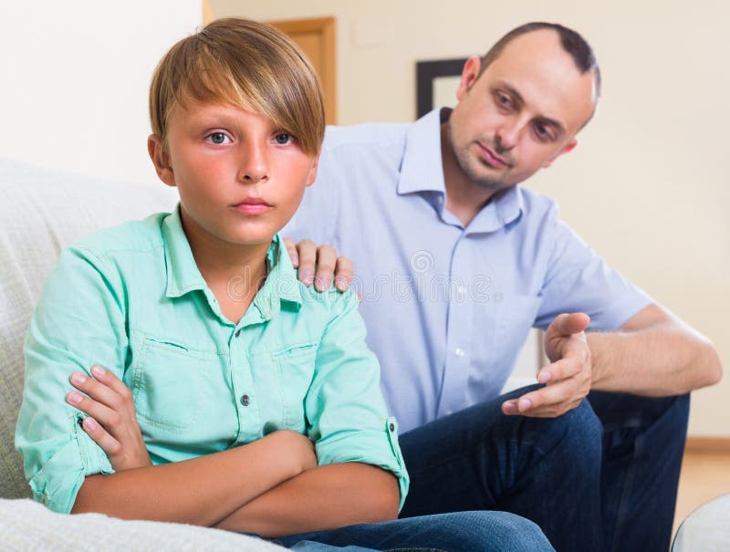 Hombre Ofendido Y Adolescente Obstinado Foto de archivo - Imagen de ...