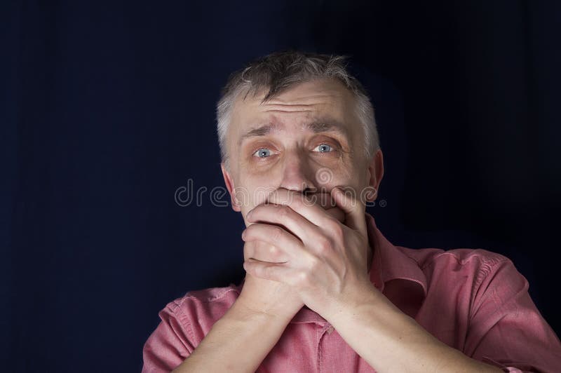 Hombre Horrorizado En Su 50s Foto de archivo - Imagen de molestado ...