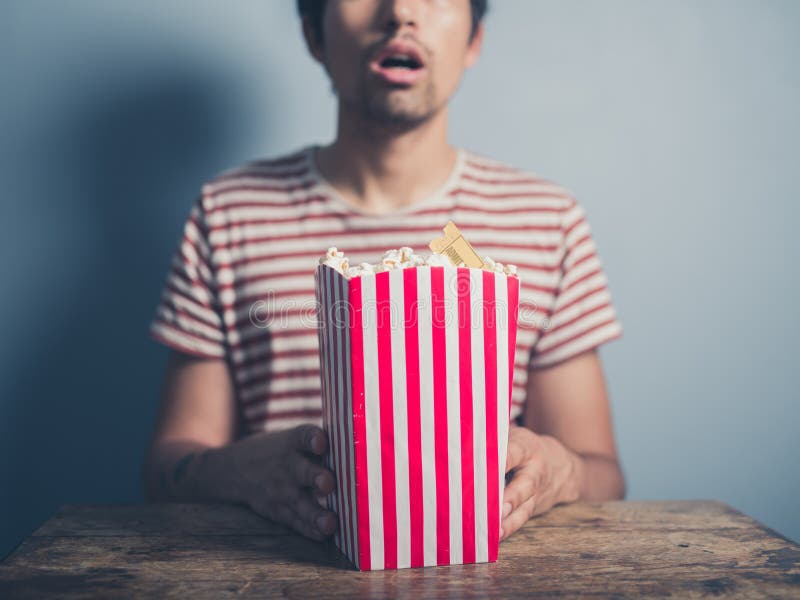 Hombre Pasmado Con Palomitas Imagen de archivo - Imagen de feliz ...