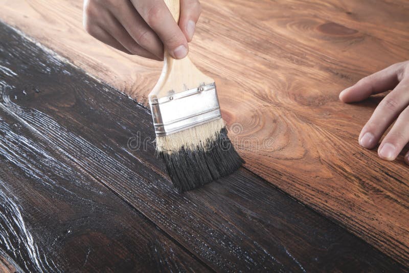 Hombre Pintando Madera Con Un Pincel Foto de archivo - Imagen de color ...