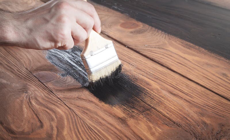 Hombre Pintando Madera Con Un Pincel Foto de archivo - Imagen de mejora ...
