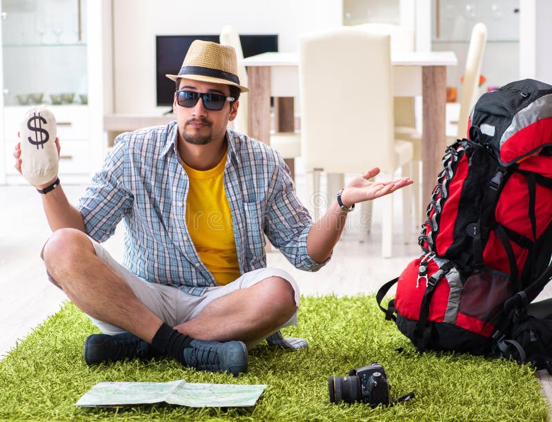 Hombre Planeando Su Viaje Con El Mapa Imagen de archivo - Imagen de ...