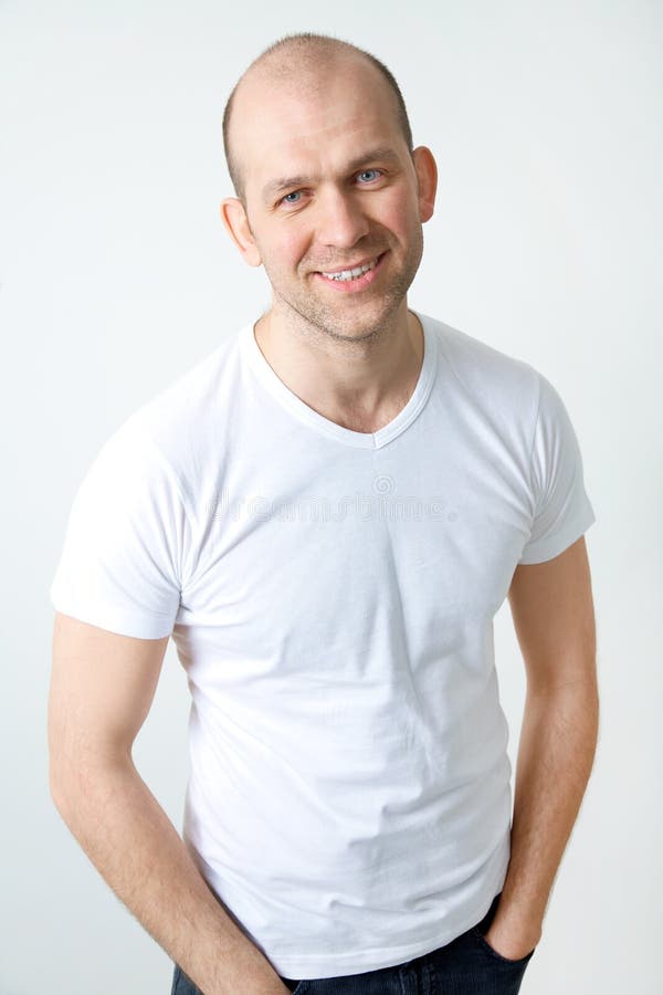 Tiro Del Hombre Calvo Serio Que Presenta Con Los Brazos Cruzados Foto ...