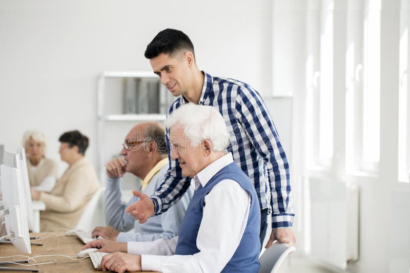 Hombre Que Comprueba Progreso Mayor Del ` S Foto de archivo - Imagen de ...