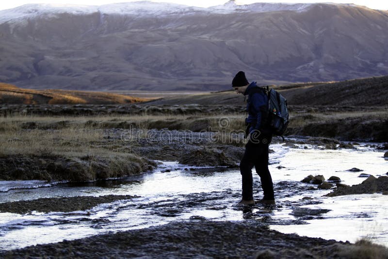 Cruzar un río en árbol foto de archivo. Imagen de cubo - 30890300