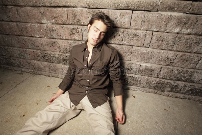 Hombre Que Duerme En Una Pared Imagen de archivo - Imagen de durmiendo ...