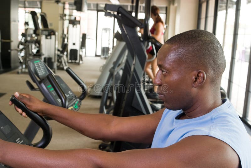 Hombre Que Ejercita En Ciclo Inmóvil Imagen de archivo - Imagen de ...
