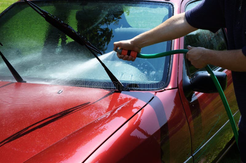 Hombre que lava el coche foto de archivo. Imagen de lifestyle - 9360002