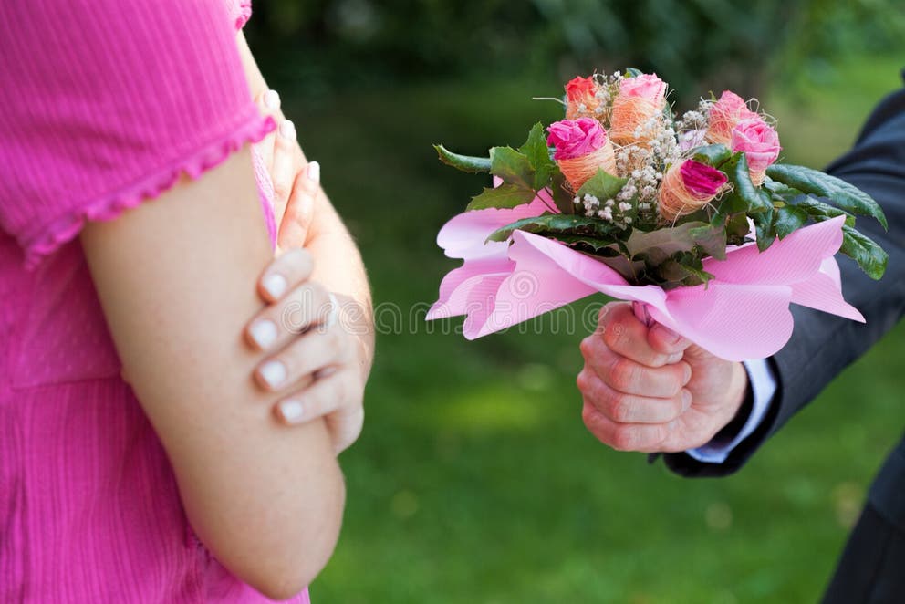 Hombre que pide perdón foto de archivo. Imagen de pares - 33703132