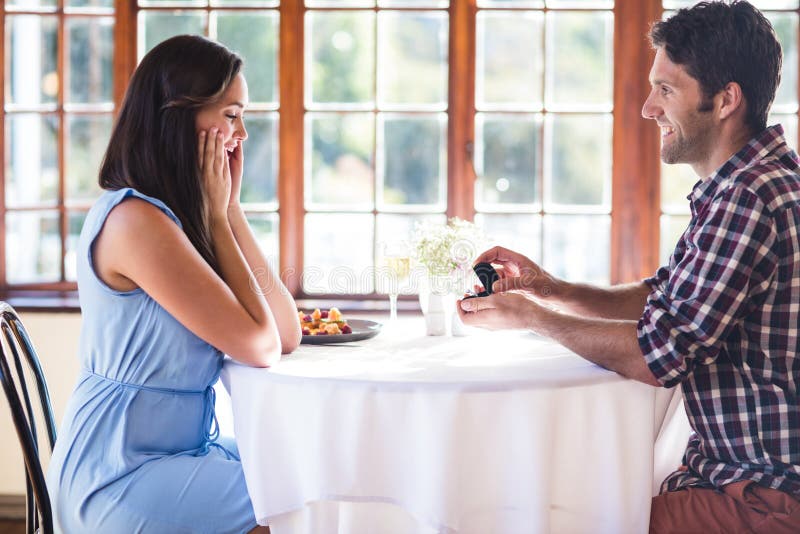 Hombre Que Propone a La Mujer En Un Restaurante Imagen de archivo ... Hombre Que Propone a La Mujer En Un Restaurante Imagen de archivo ...