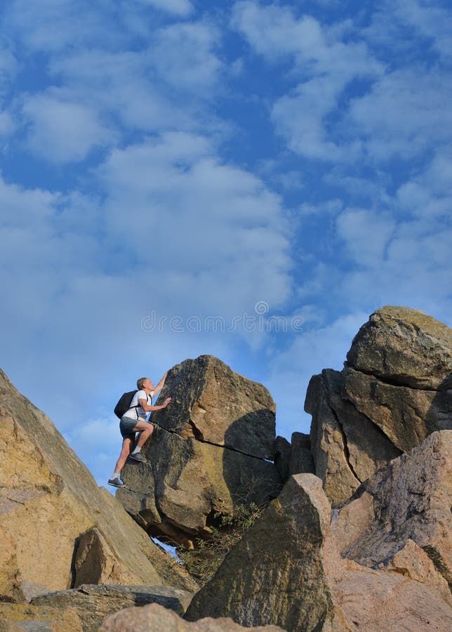 Hombre Que Sube Una Alta Cara De La Roca Foto de archivo - Imagen de ...