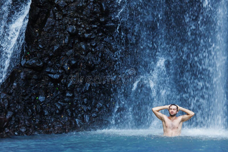 Hombre Que Tiene Una Ducha En Cascada Foto de archivo - Imagen de ...