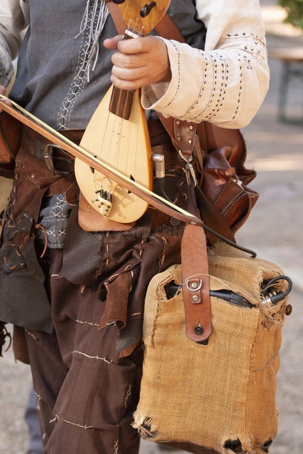 Hombre Tocando Un Instrumento Medieval, La Rebec Imagen de archivo ...