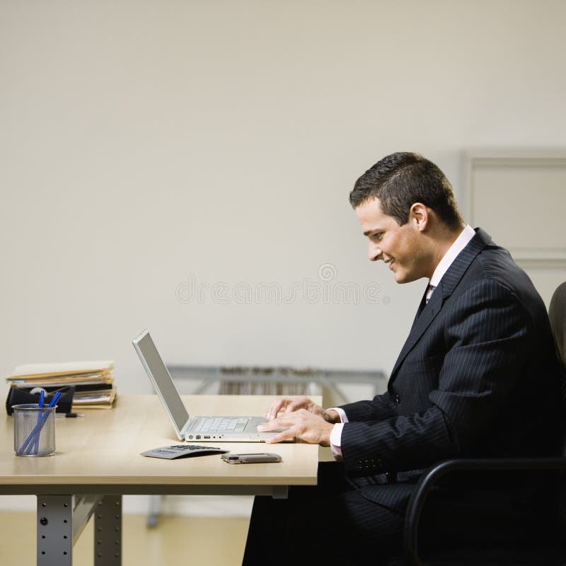 Hombre Que Trabaja En La Computadora Portátil Foto de archivo - Imagen de oficina, mano: 3523542