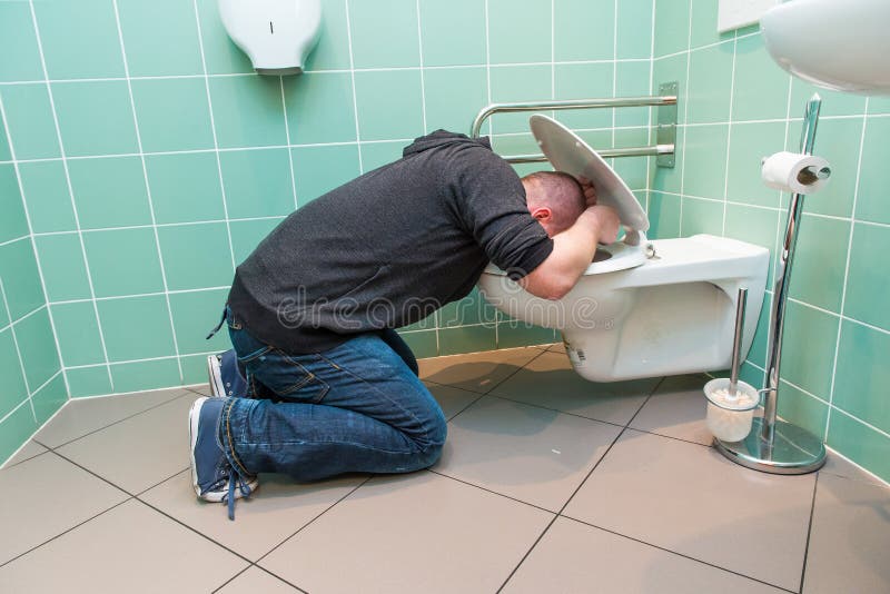 Hombre Que Vomita En El Retrete Imagen de archivo - Imagen de enfermo ...